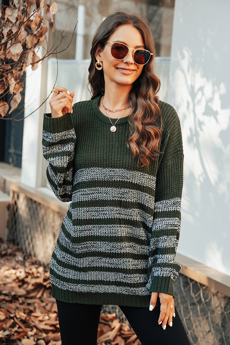 Gestreifter Pullover mit fallender Schulter