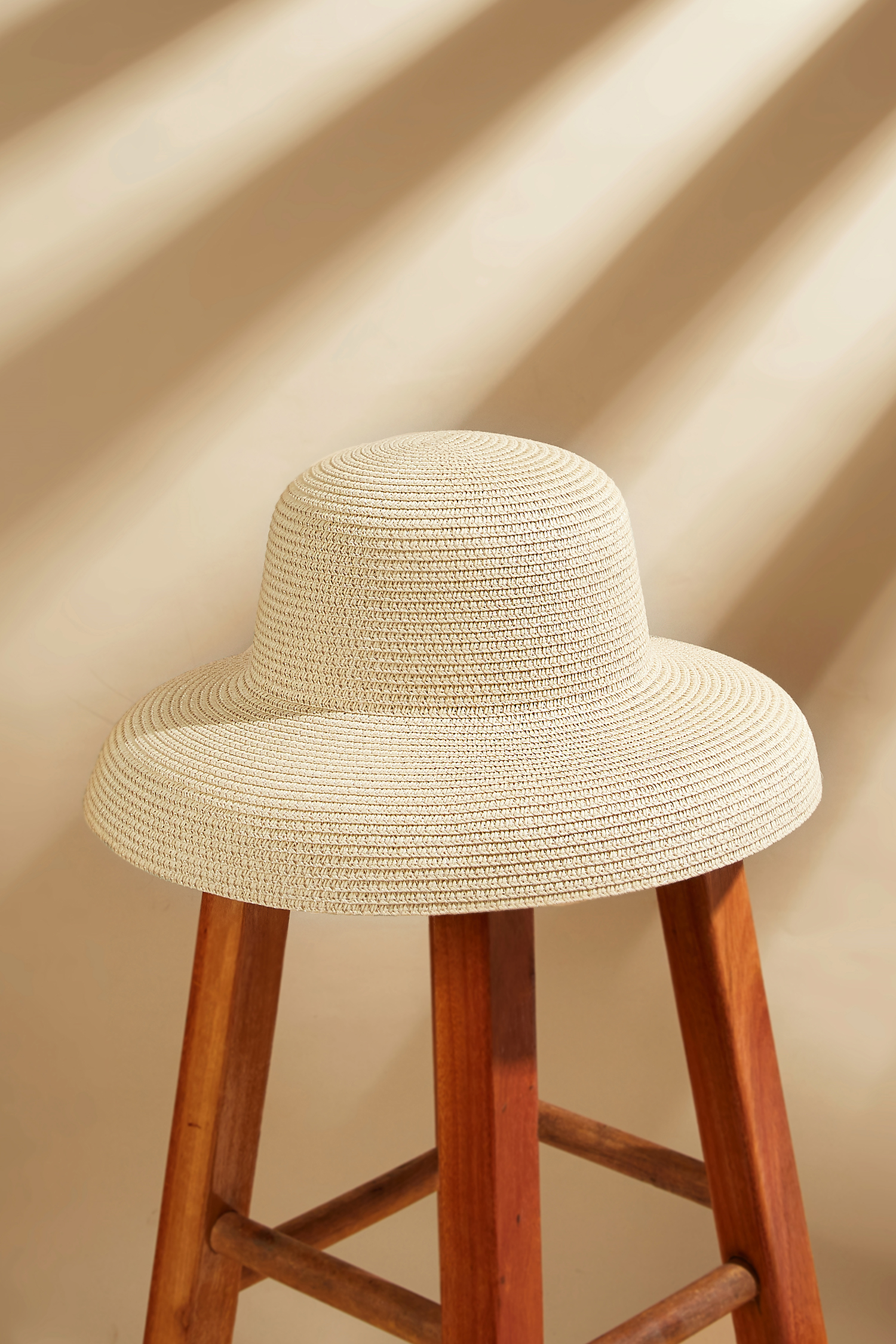 Neutral Curve Straw Hat